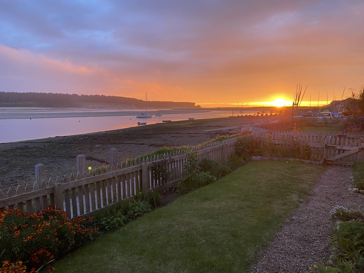 Tides Edge Cottage - Tides Edge Cottage is a peaceful coastal escape ...